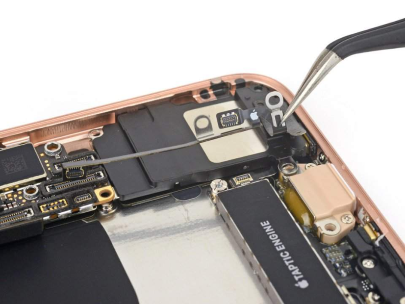 Výměna mikrofonu - iPhone 13 Pro Max | Mobilegear.cz